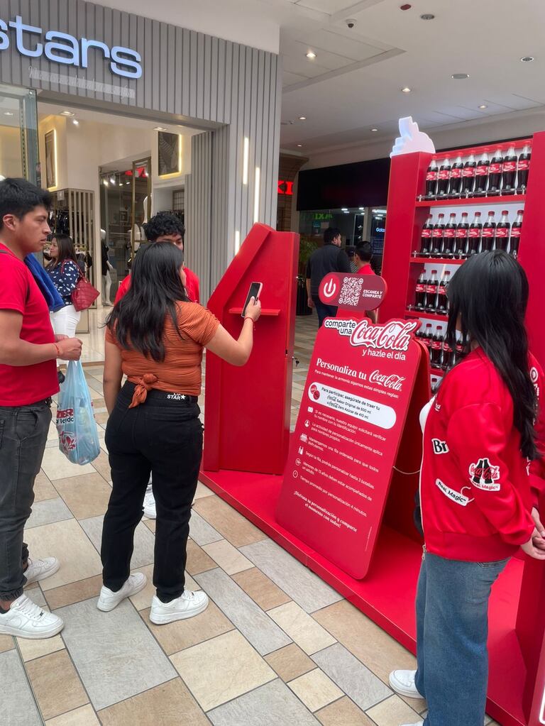 La legendaria campaña "Comparte una Coca-Cola" volvió a América Latina ...