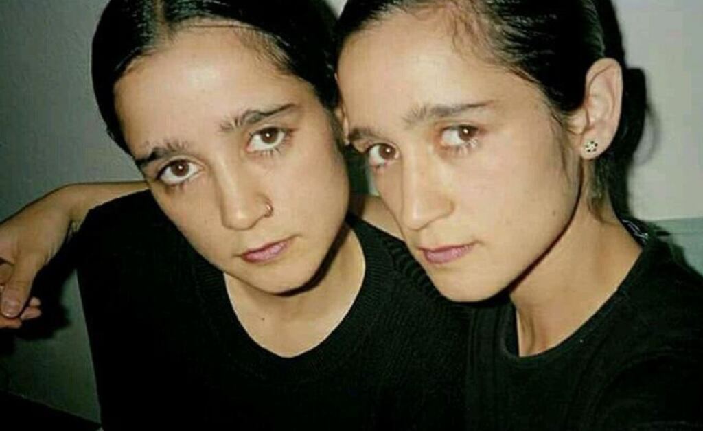 Julieta Venegas y su hermana gemela: fan encuentra invitación a su fiesta de XV y se vuelve ...