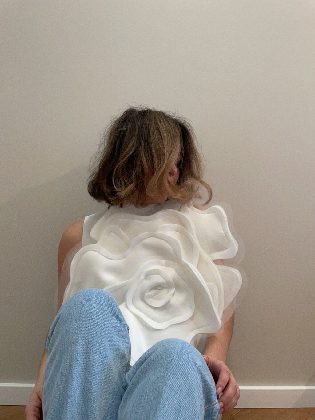 Moda: ¿Qué son las blusas 3D y cómo combinarlas? – Nueva Mujer