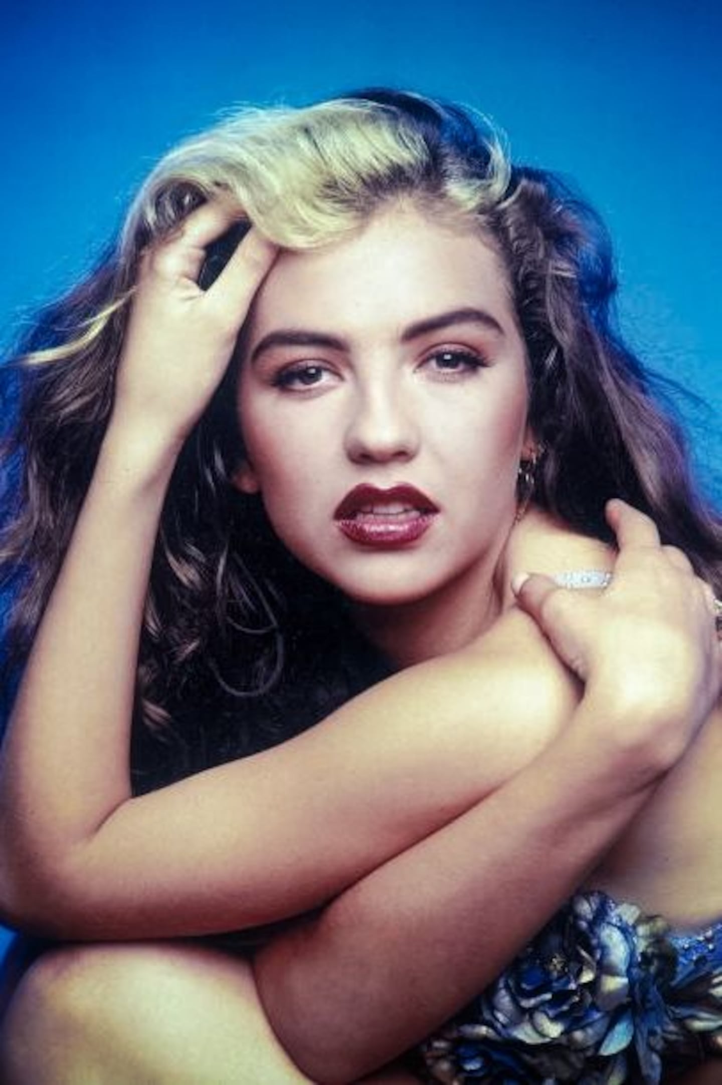 Famosas que han reinventado los looks que Thalía lució en los 90 ...