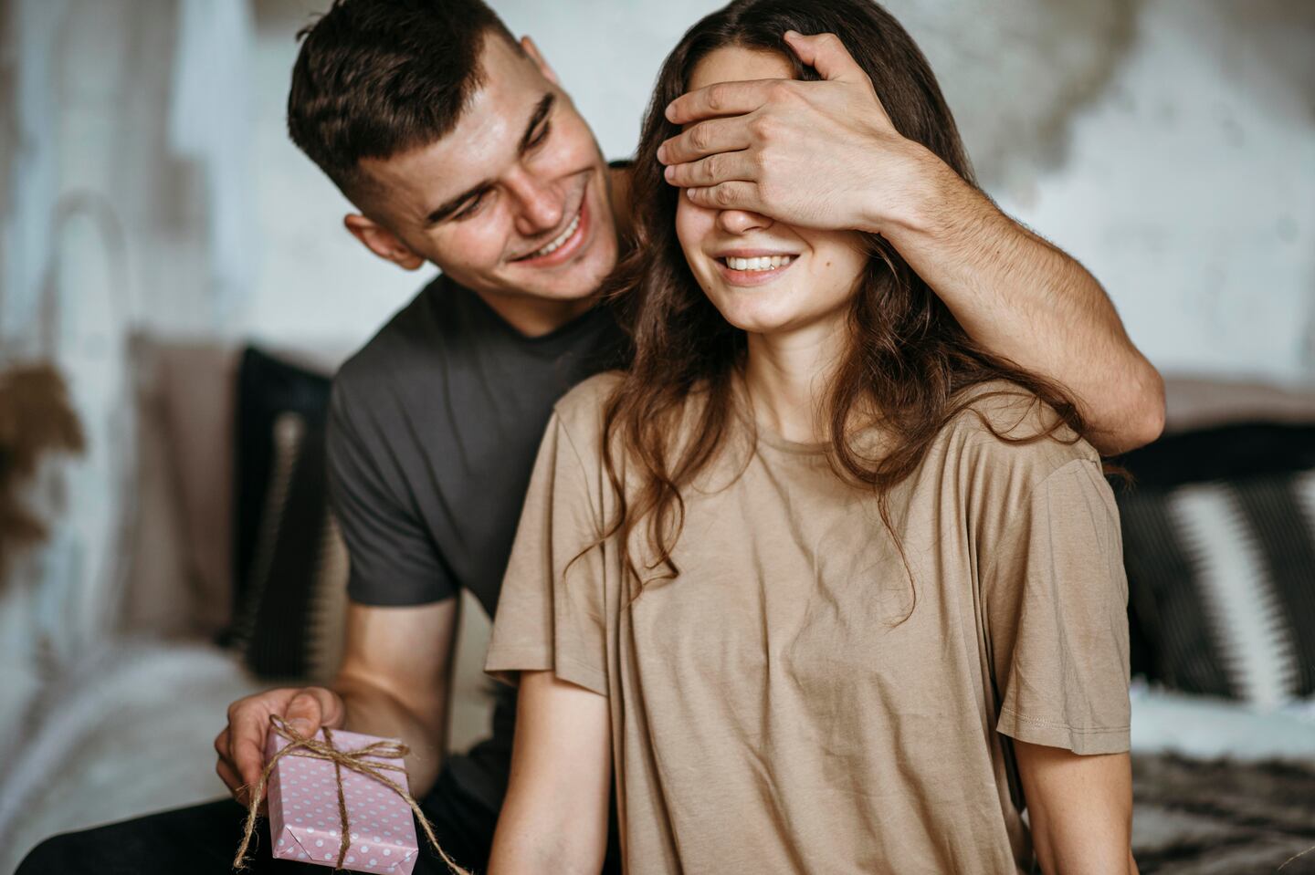 Pebbling: qué es y cómo ayuda a fortalecer la conexión con tu pareja de ...