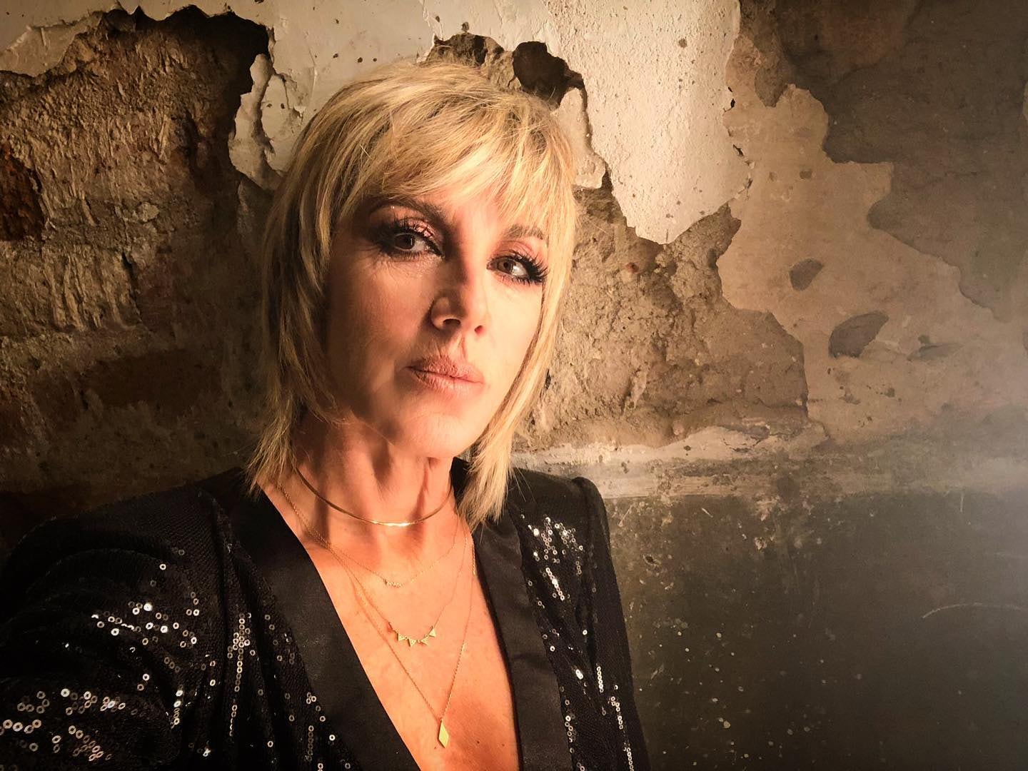 Ana Torroja reta a Carolina Herrera con jeans baggy y top lencero a sus ...