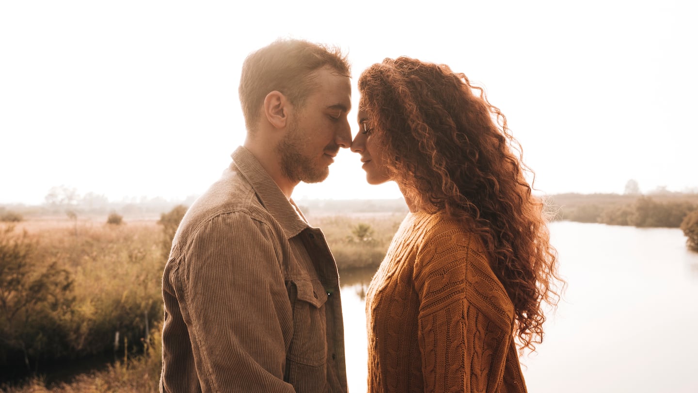¿Está enamorado? Los tipos de miradas que te da un hombre y esto es lo ...