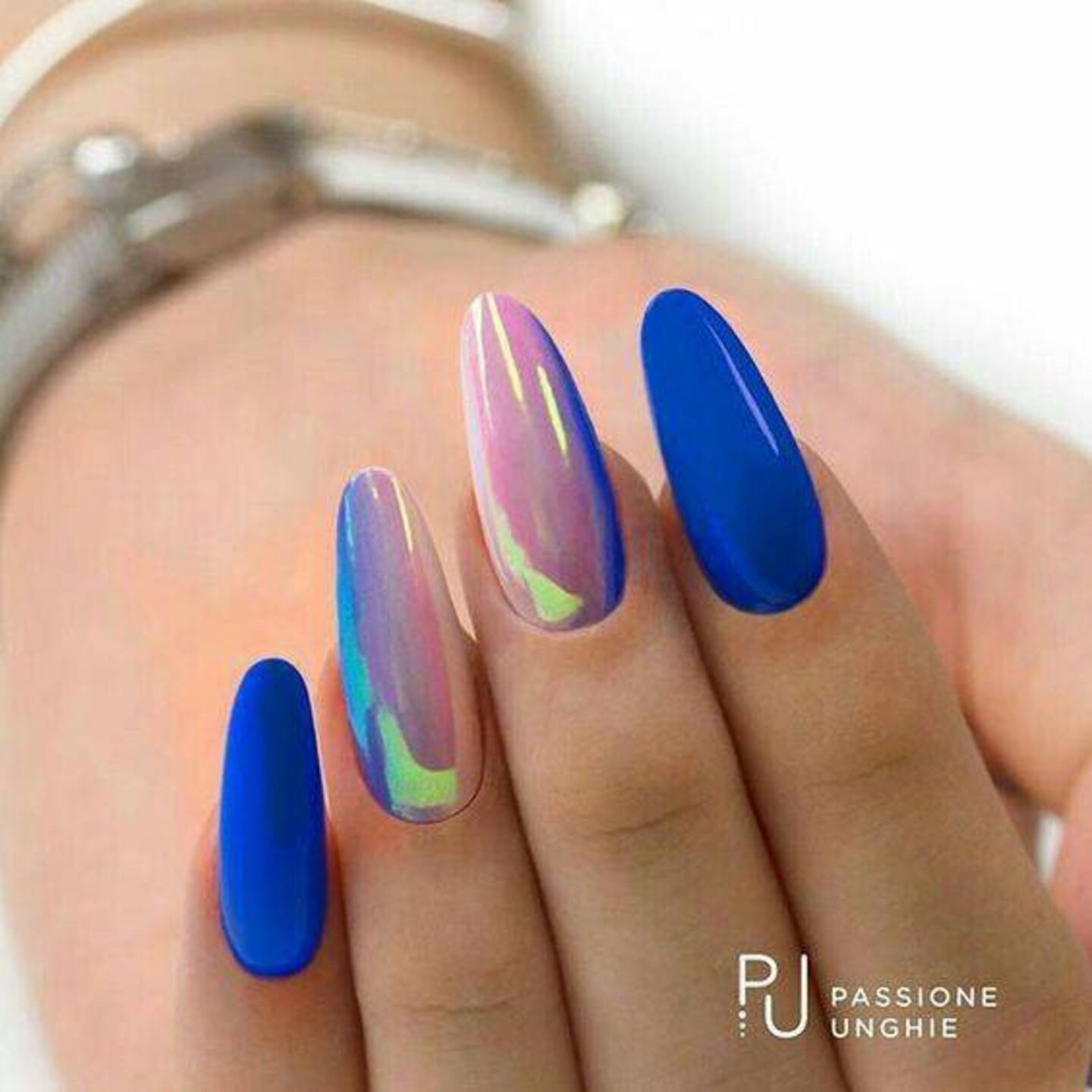 Uñas acrílicas azul rey: Los diseños que combinan con todo – Nueva Mujer
