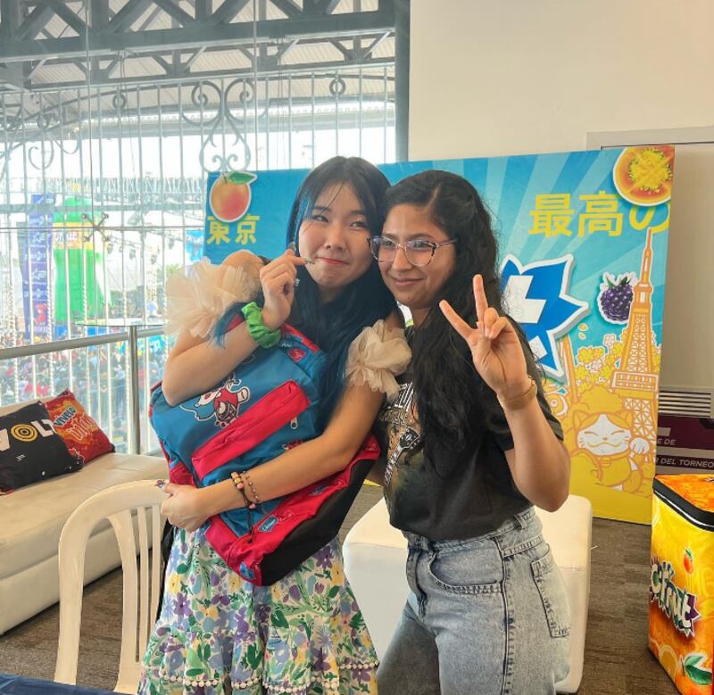 Decenas de personas reciben a la influencer surcoreana Sujin Kim en ...