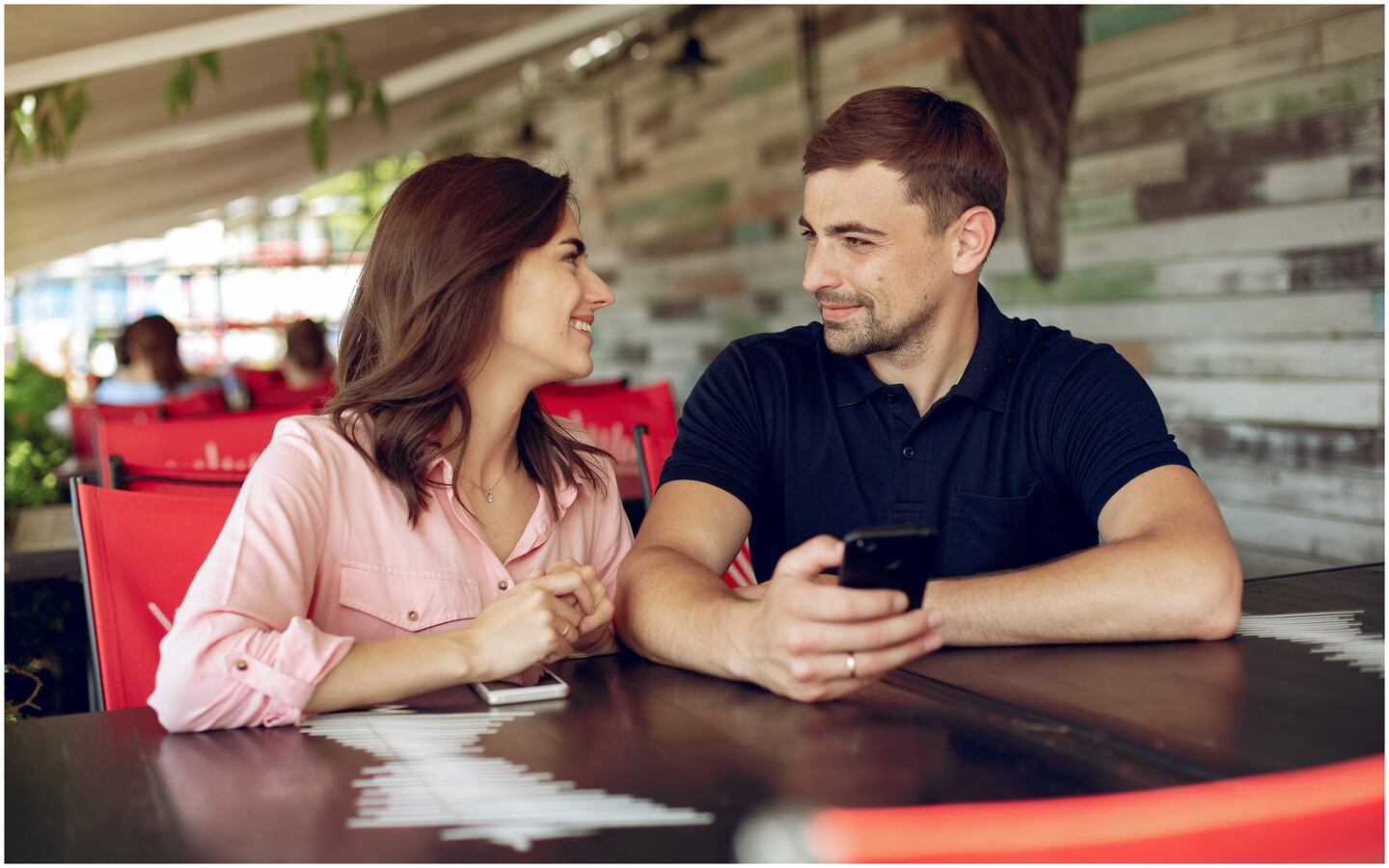 Pebbling: qué es y cómo ayuda a fortalecer la conexión con tu pareja de ...